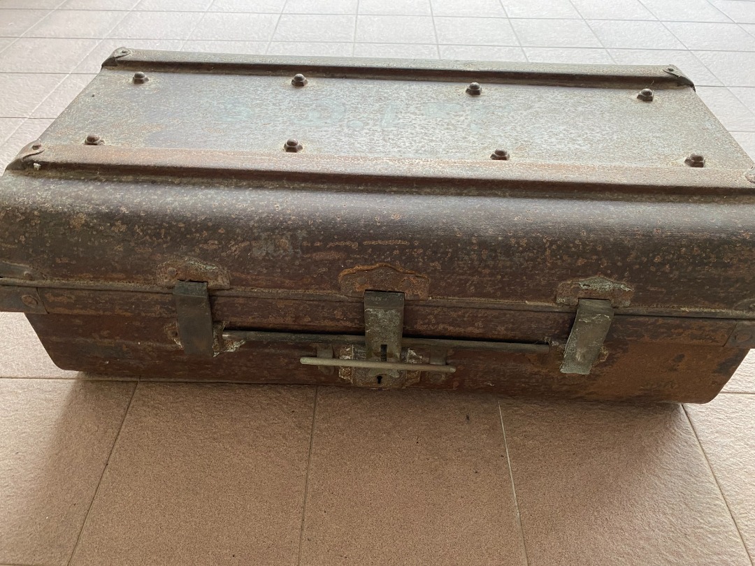VINTAGE METAL TRUNK, Hobbies & Toys, Memorabilia & Collectibles ...