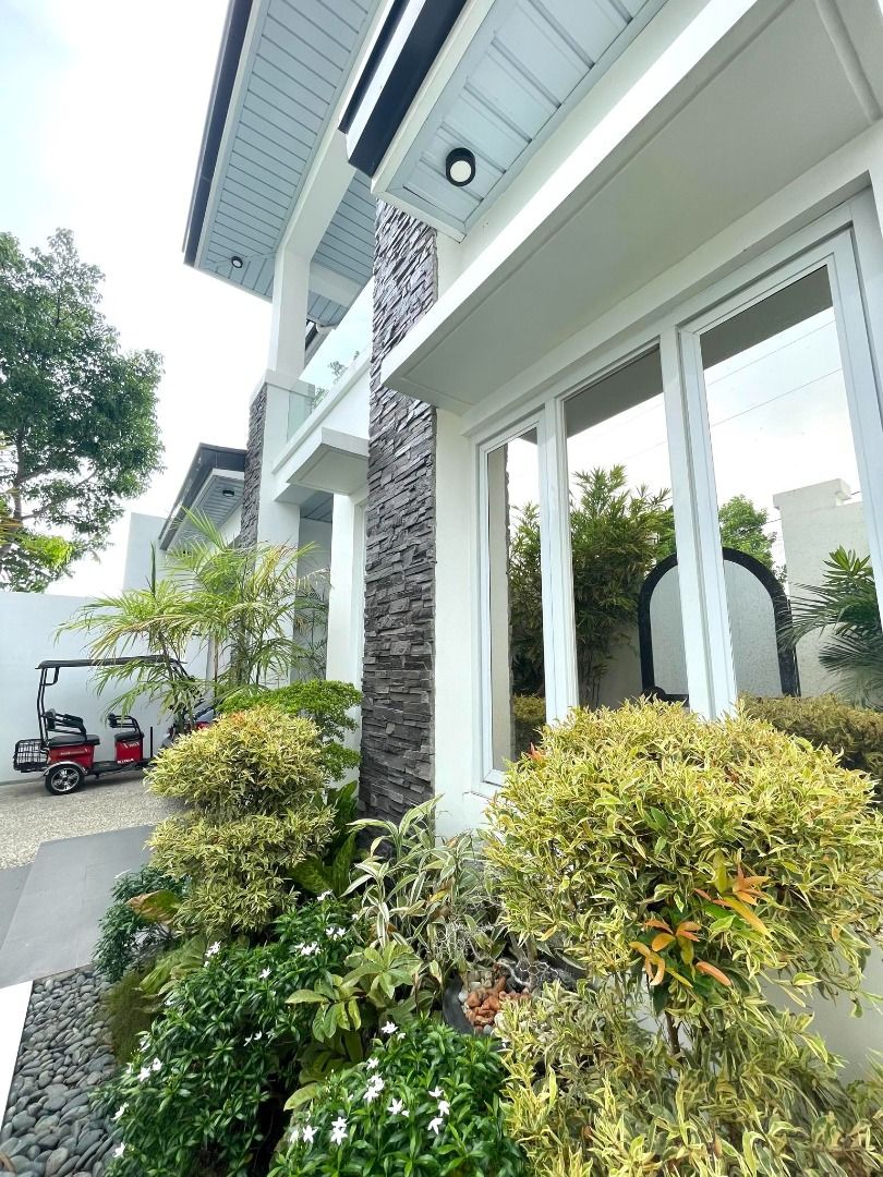 Binan Laguna Corner House and Lot with own swimming pool in ...