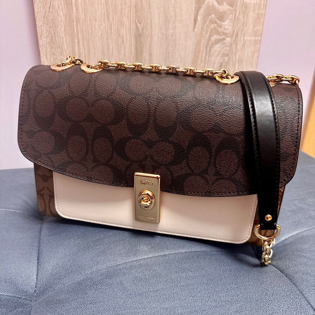 COACH Lane Shoulder Bag in Signature Canvas, 女裝, 手袋及銀包, 單肩包 - Carousell