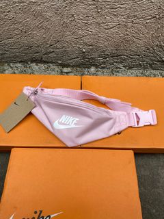 Nike fanny pack, Men's Fashion, Bags, Belt bags, Clutches and Pouches ...