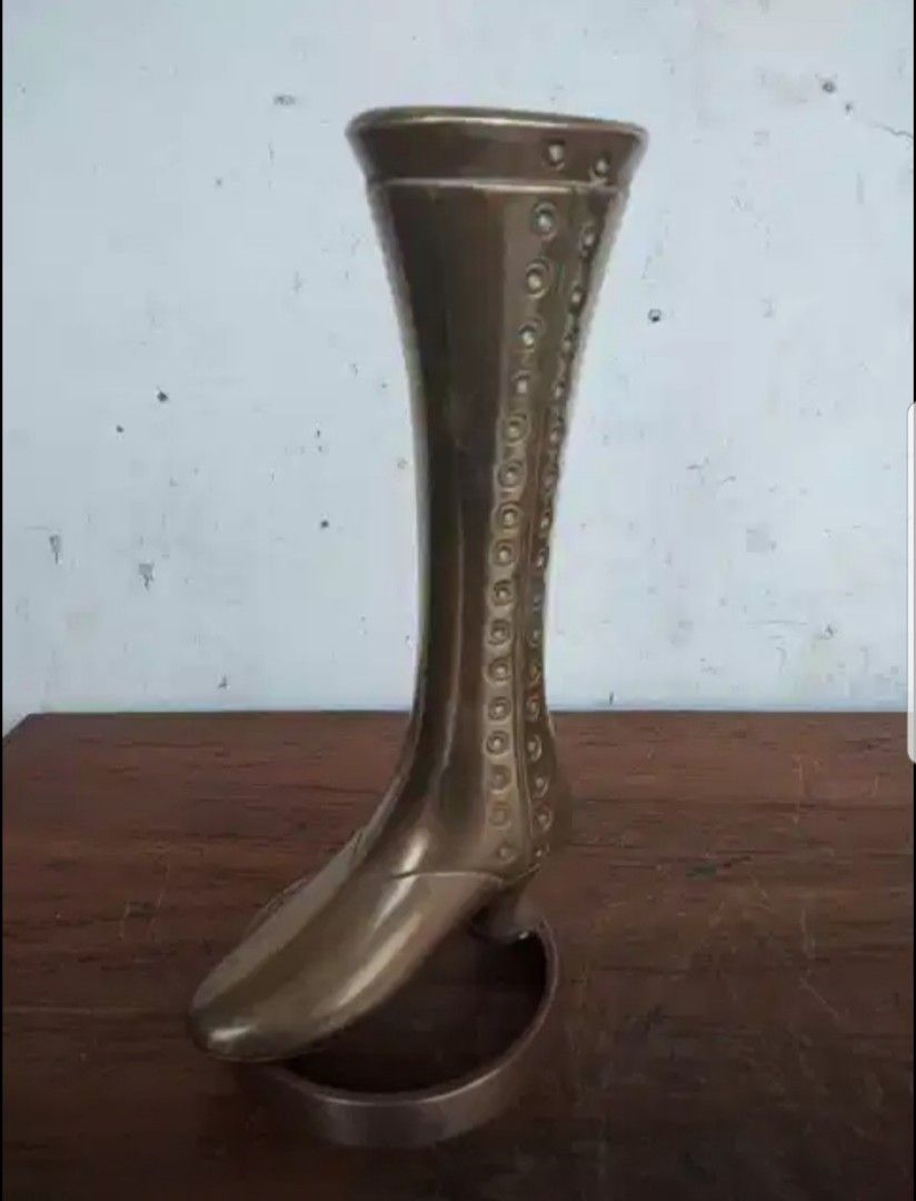 Fas bunga bentuk sepatu, Antik, Pajangan di Carousell