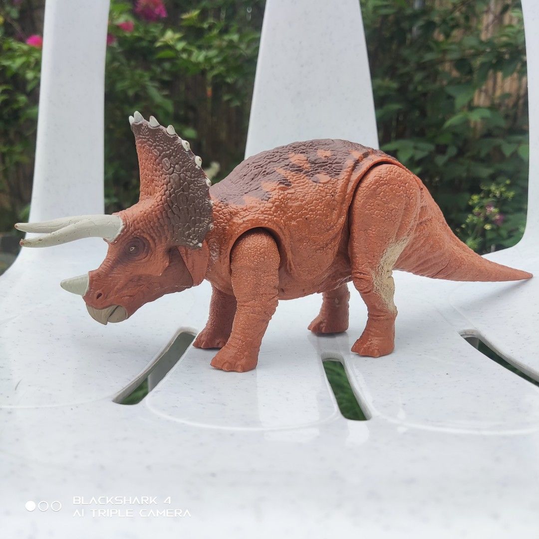 Jurassic World Roarivores Triceratops Figure Mattel Jurassic Park ...