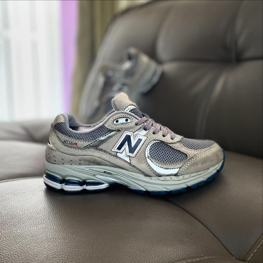 New Balance 2002R Light Grey, Fesyen Wanita, Sepatu di Carousell