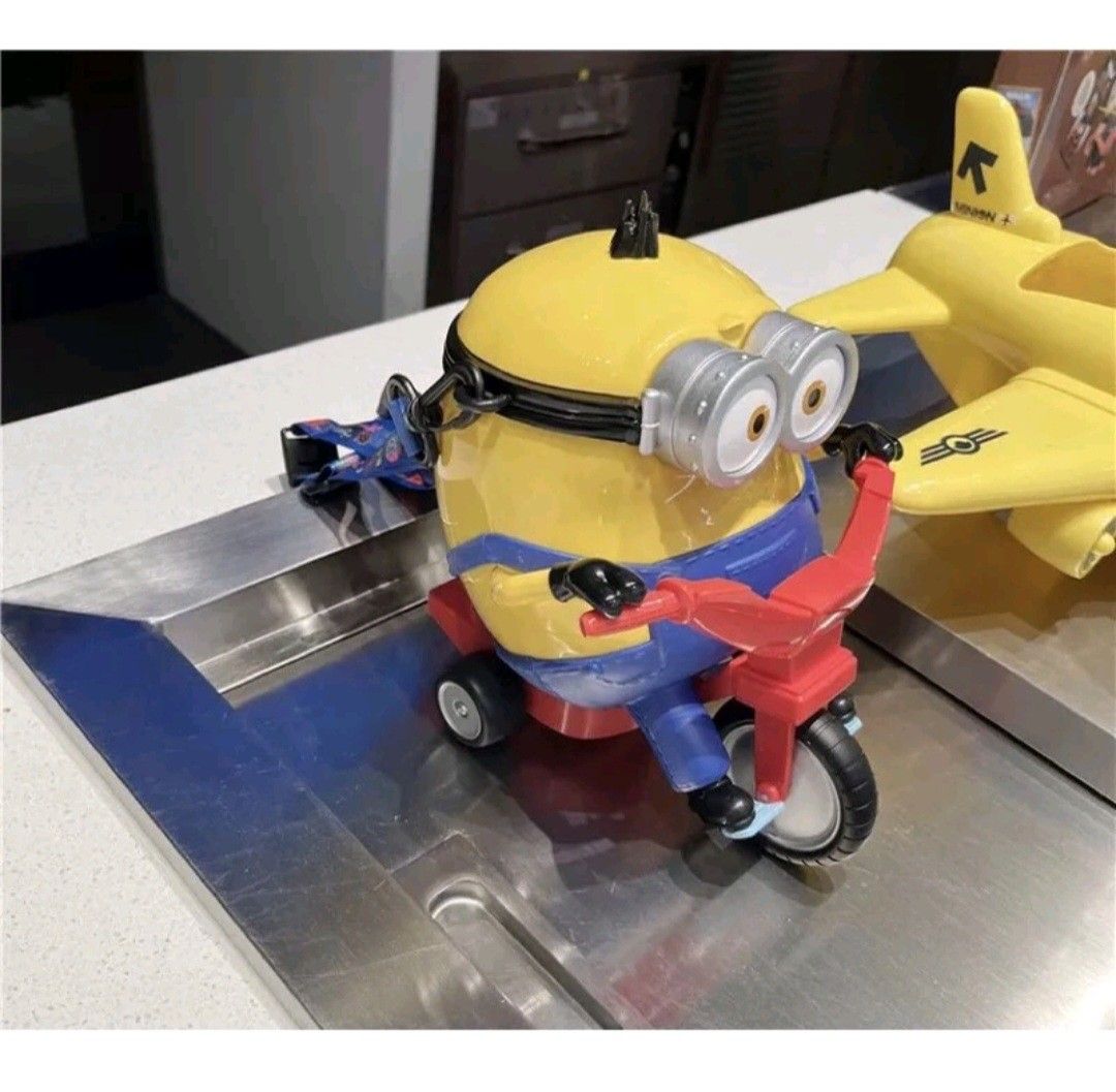 Popcorn bucket minion universal studios, Toys & Collectibles, Mainan di ...