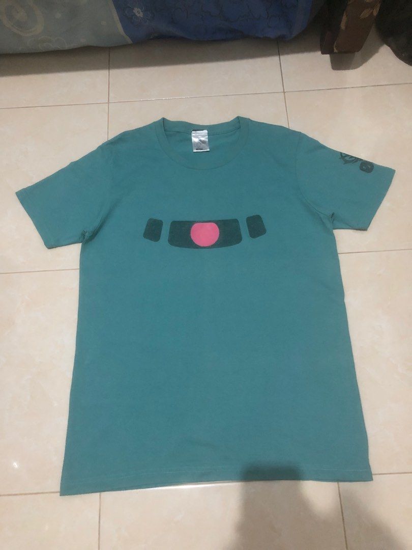 Cospa x Gundam Kaos hijau tosca bergambar Gundam MS-06 Zaku Mono Eye ...