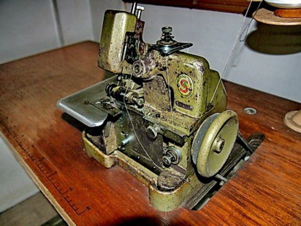 Edging Machine Overlocker Singer 3-thread made in Japan, Furniture ...