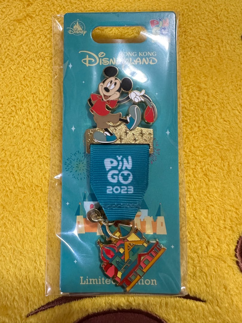 HKDL Hong Kong Mickey Mouse Pin Go 2023 Castle LE 500 Pin, 興趣及遊戲, 玩具 & 遊戲類 - Carousell