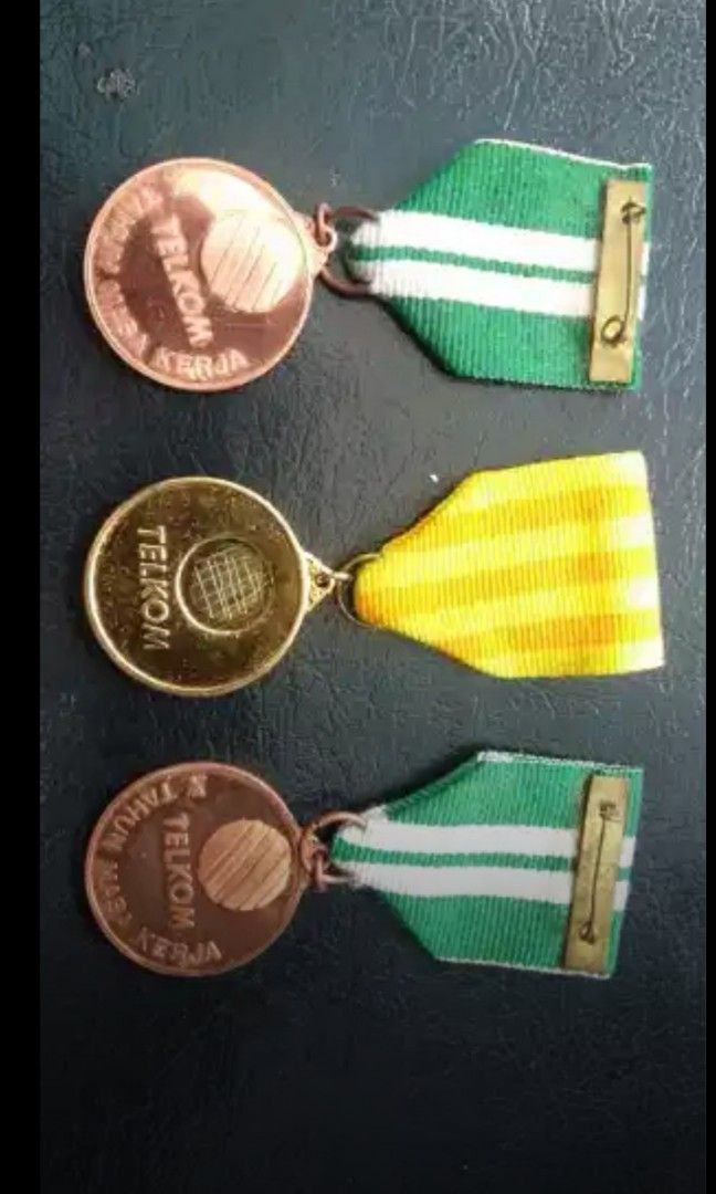 Mendali telkom antik, Antik, Pajangan di Carousell