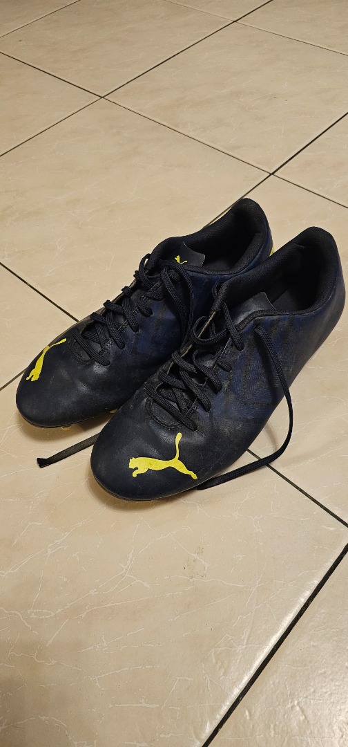 PUMA Football Shoes, Men's Fashion, Footwear, Boots on Carousell