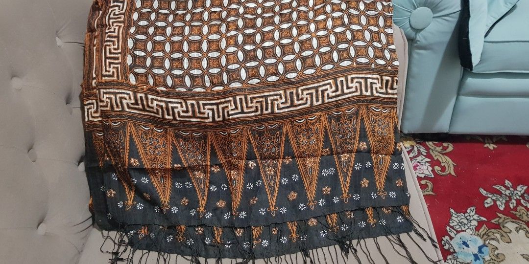 Batik sutra jadul, Fesyen Wanita, Pakaian Wanita, Bawahan di Carousell