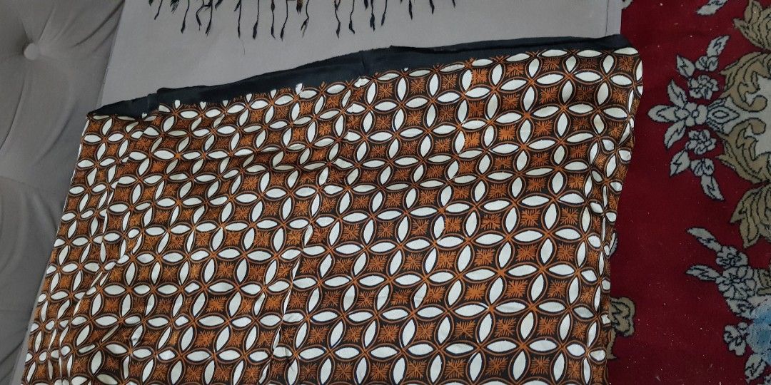 Batik sutra jadul, Fesyen Wanita, Pakaian Wanita, Bawahan di Carousell