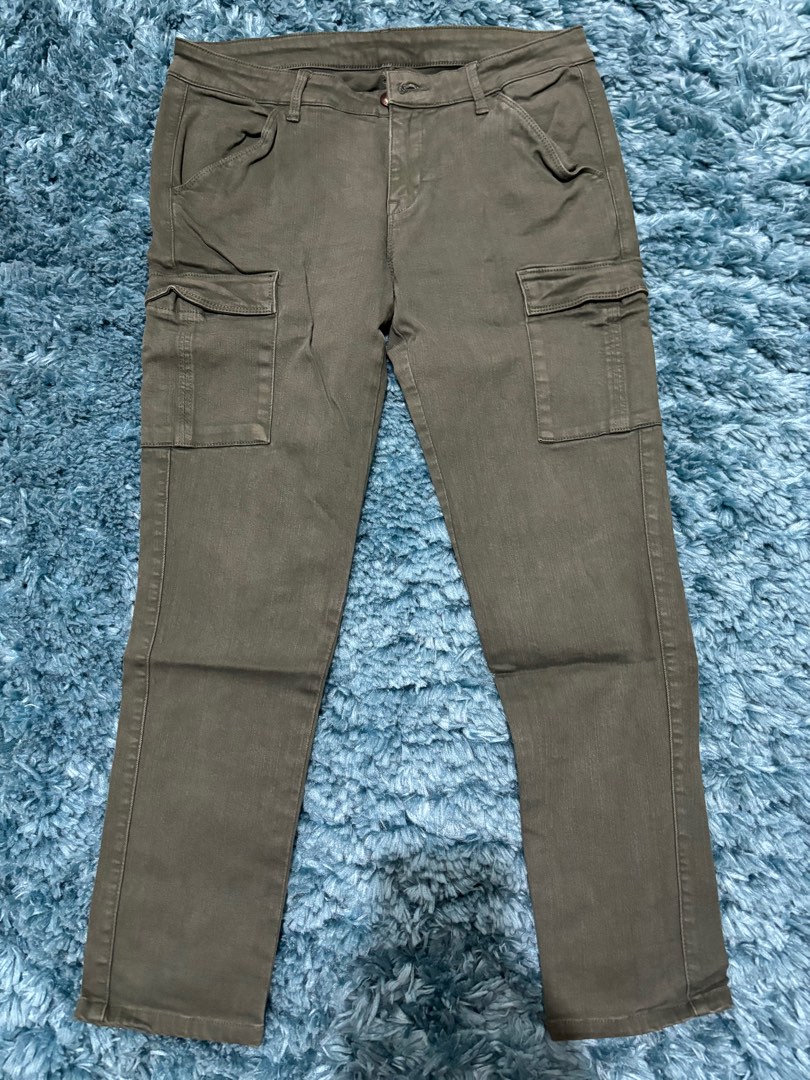 Uniqlo Cargo Pants, Men's Fashion, Bottoms, Jeans on Carousell