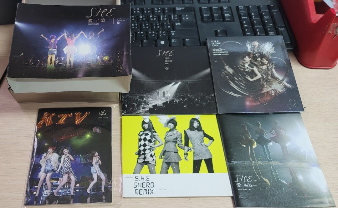 [包郵] 碟無花 BD+DVD S.H.E SHE IS THE ONE LIVE CONCERT 愛是唯一 演唱會 2011 齊件 一套甫士咭 相集及歌書 藍光 Live Karaoke ...