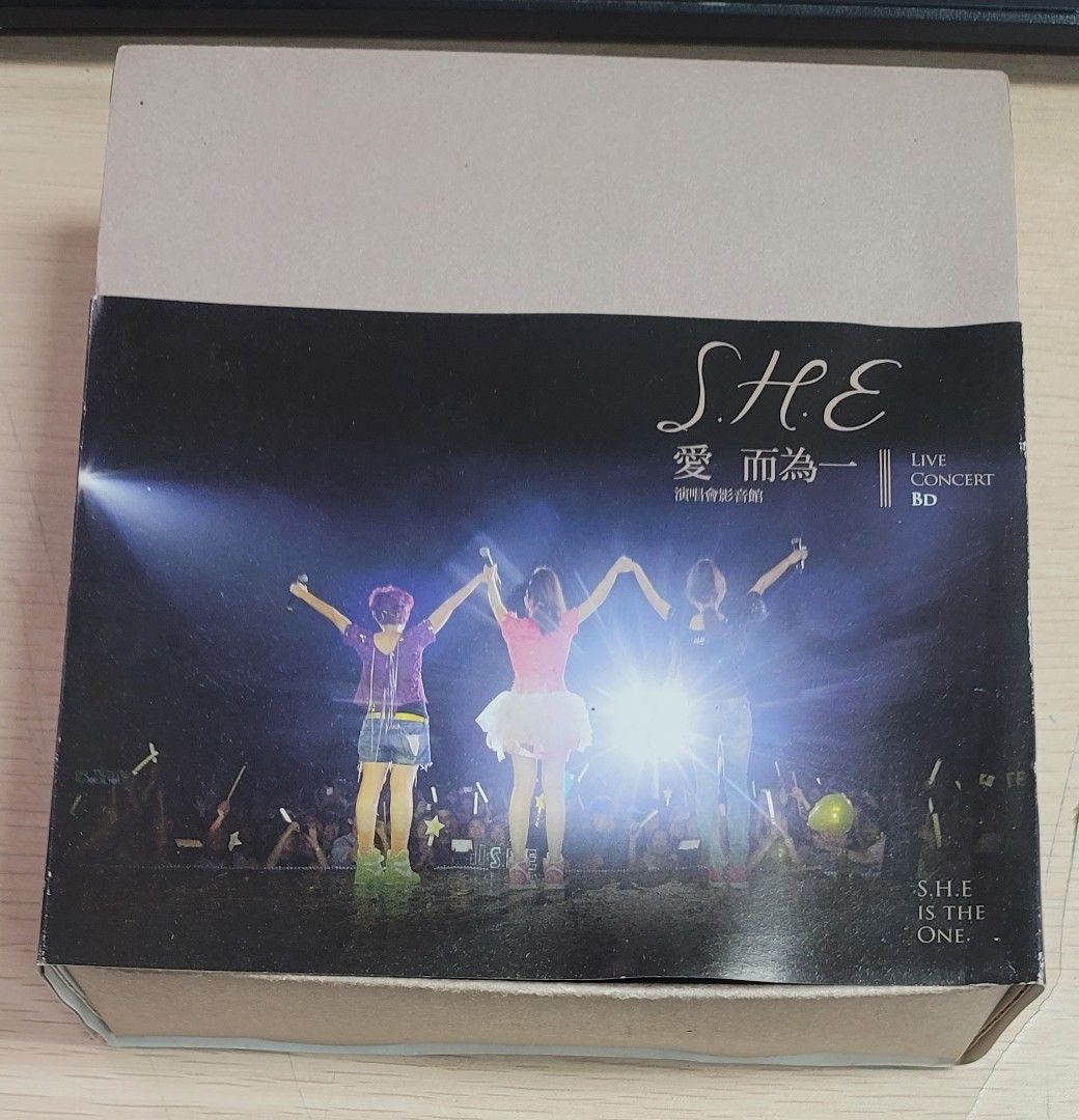 [包郵] 碟無花 BD+DVD S.H.E SHE IS THE ONE LIVE CONCERT 愛是唯一 演唱會 2011 齊件 一套甫士咭 相集及歌書 藍光 Live Karaoke ...