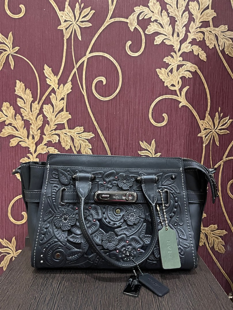 Coach Swagger, Fesyen Wanita, Tas & Dompet di Carousell
