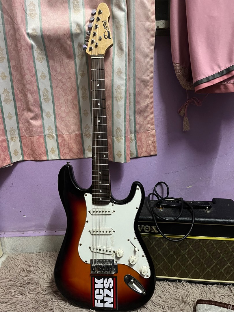 Dars Stratocaster Electric Guitar + Vox Pathfinder 10 amp, Hobbies ...