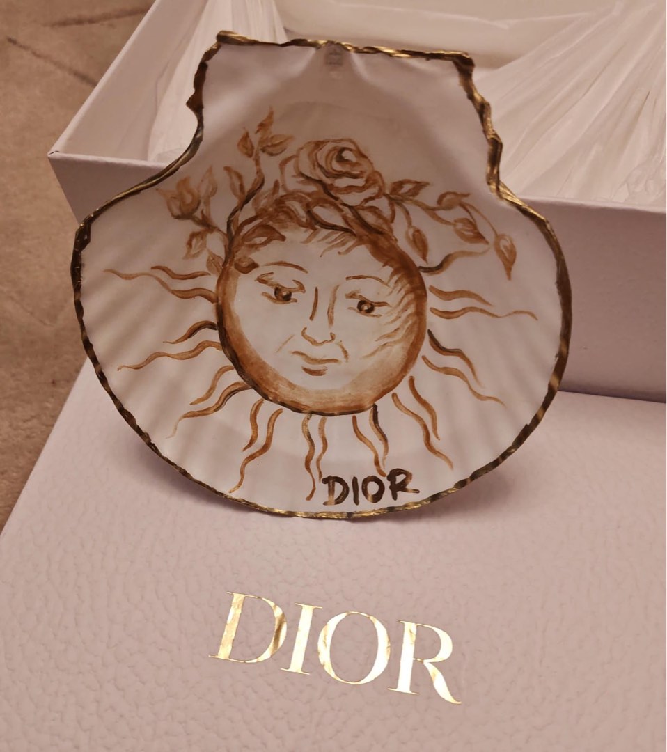 Dior VIP Gift Shell 手繪真貝殼, 名牌, 飾物及配件 - Carousell