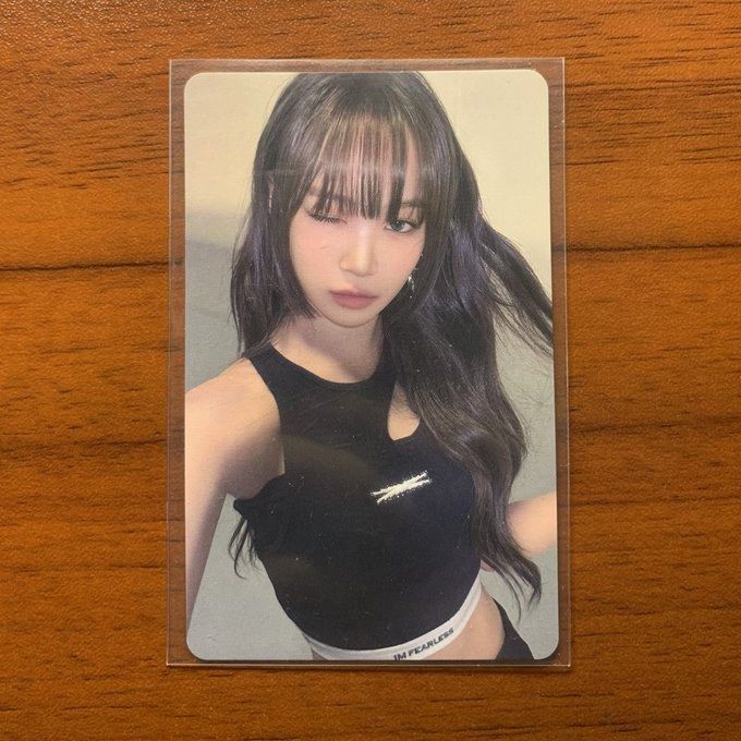 Official Lesserafim Chaewon Photocard (pc), Hobbies & Toys, Memorabilia ...