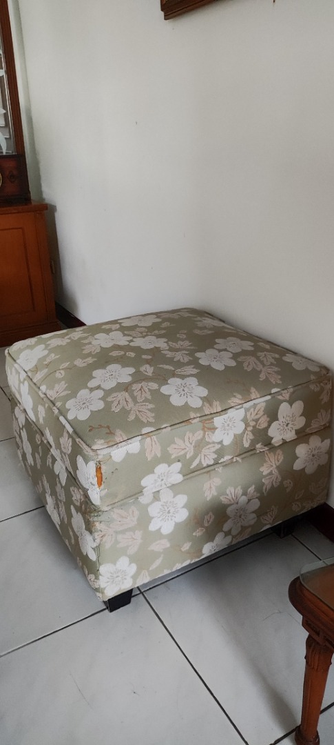 Sofa Kotak, Perabotan Rumah di Carousell
