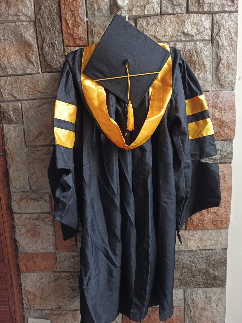 Graduation toga 3 in 1 set, Announcements on Carousell