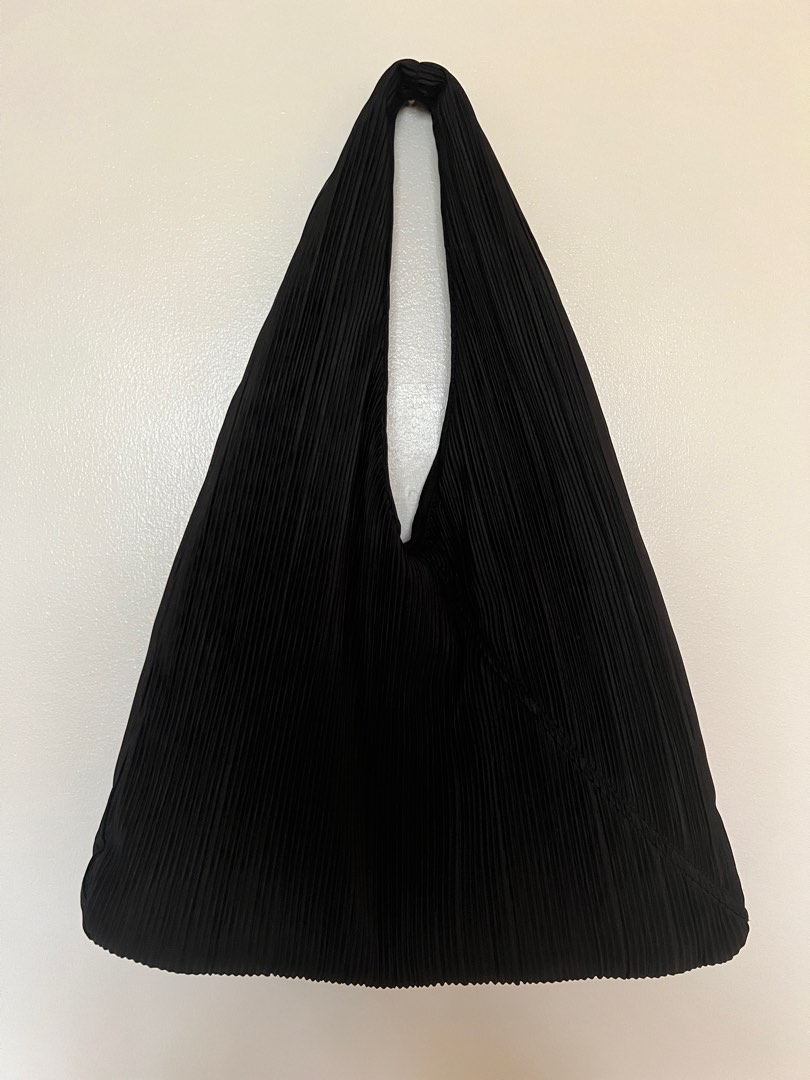 GU Pleated Triangle Bag, Women's Fashion, Bags & Wallets, Tote Bags on ...