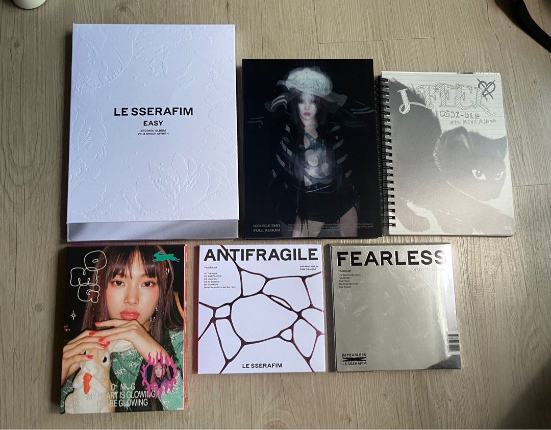 assorted albums with pc and inclusions (lesserafim, (g)idle, newjeans ...