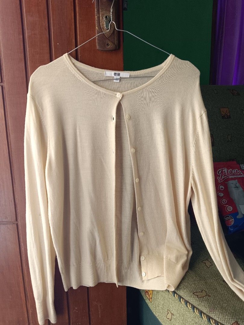 Cardi uniqlo, Fesyen Wanita, Pakaian Wanita, Baju Luaran di Carousell