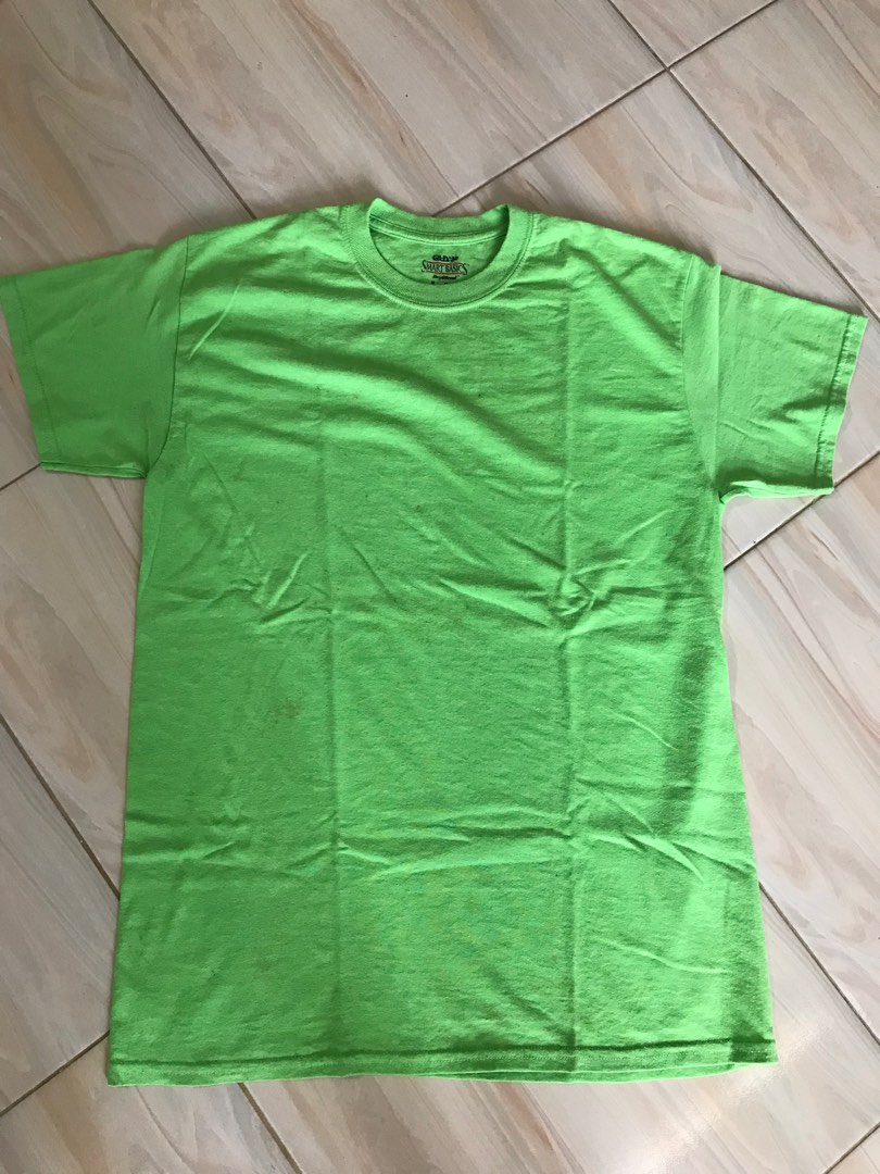 Gildan Smart Basic Hijau Neon, Fesyen Pria, Pakaian , Atasan di Carousell