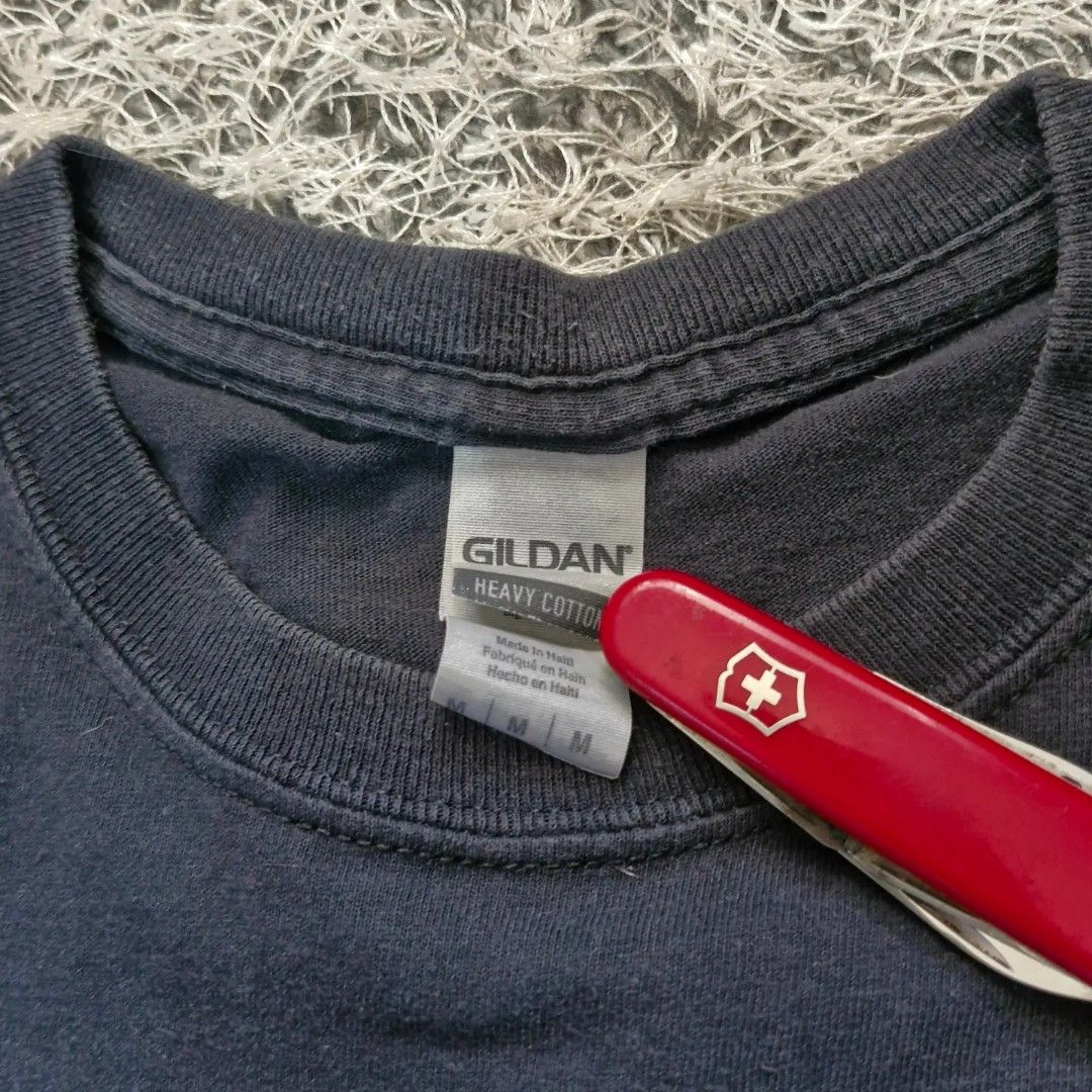 Kaos Foo Fighters tag Gildan, Fesyen Pria, Pakaian , Atasan di Carousell