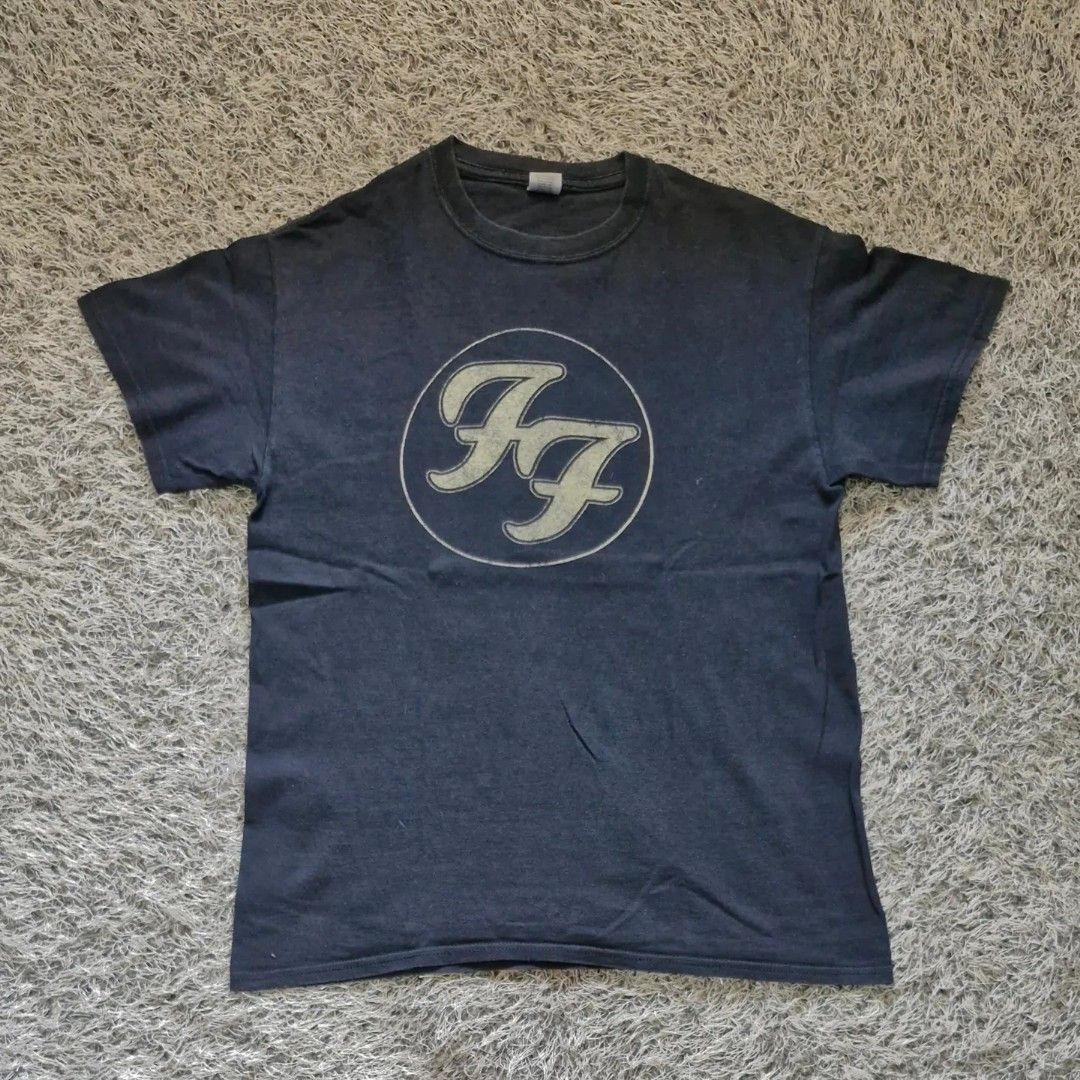 Kaos Foo Fighters tag Gildan, Fesyen Pria, Pakaian , Atasan di Carousell
