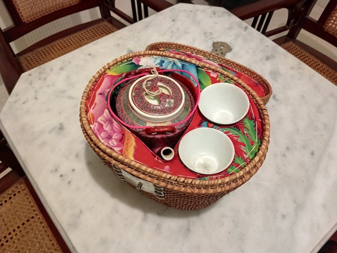 Tea set jadul Made in China dengan keranjang penyimpanannya, Antik ...