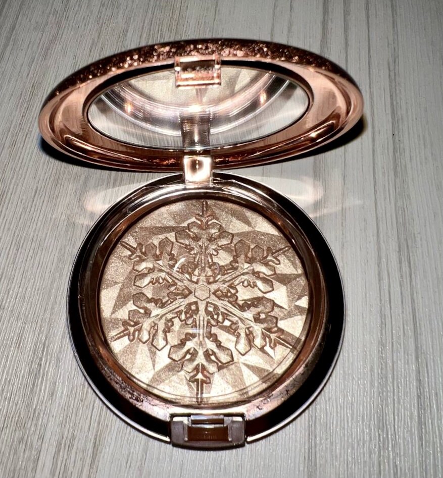 MAC snowball face highlighter, Beauty & Personal Care, Face, Makeup on ...