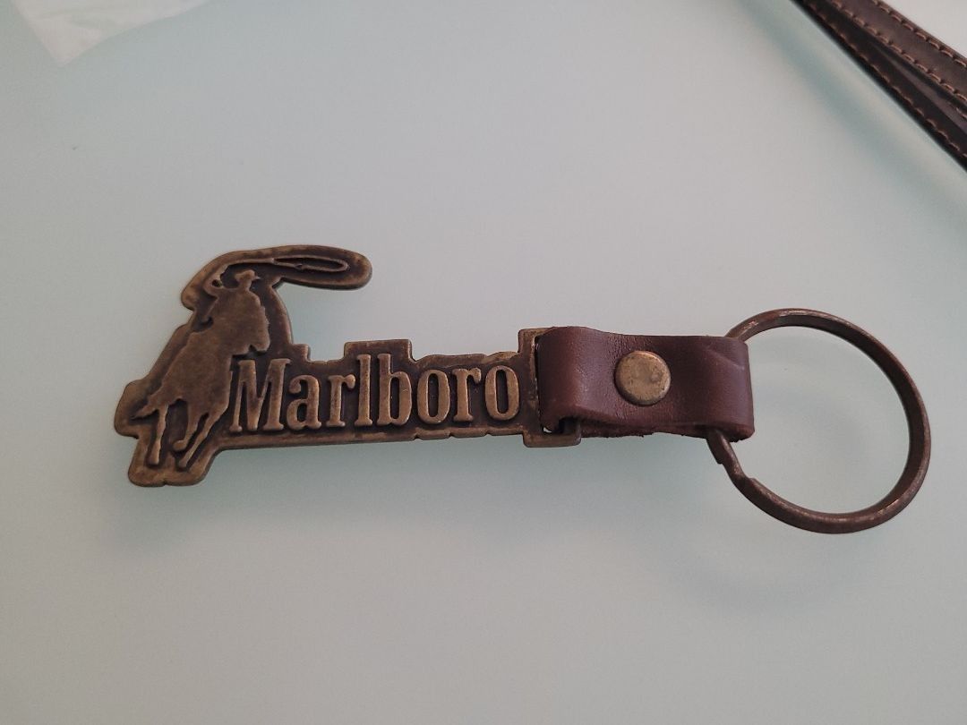 Marlboro key chain, 名牌, 飾物及配件 - Carousell