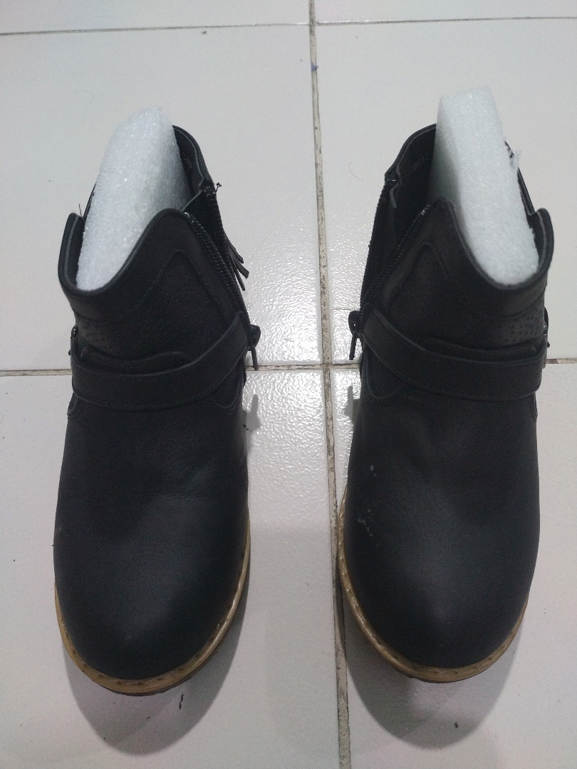 Gibi Boots, Babies & Kids, Babies & Kids Fashion on Carousell