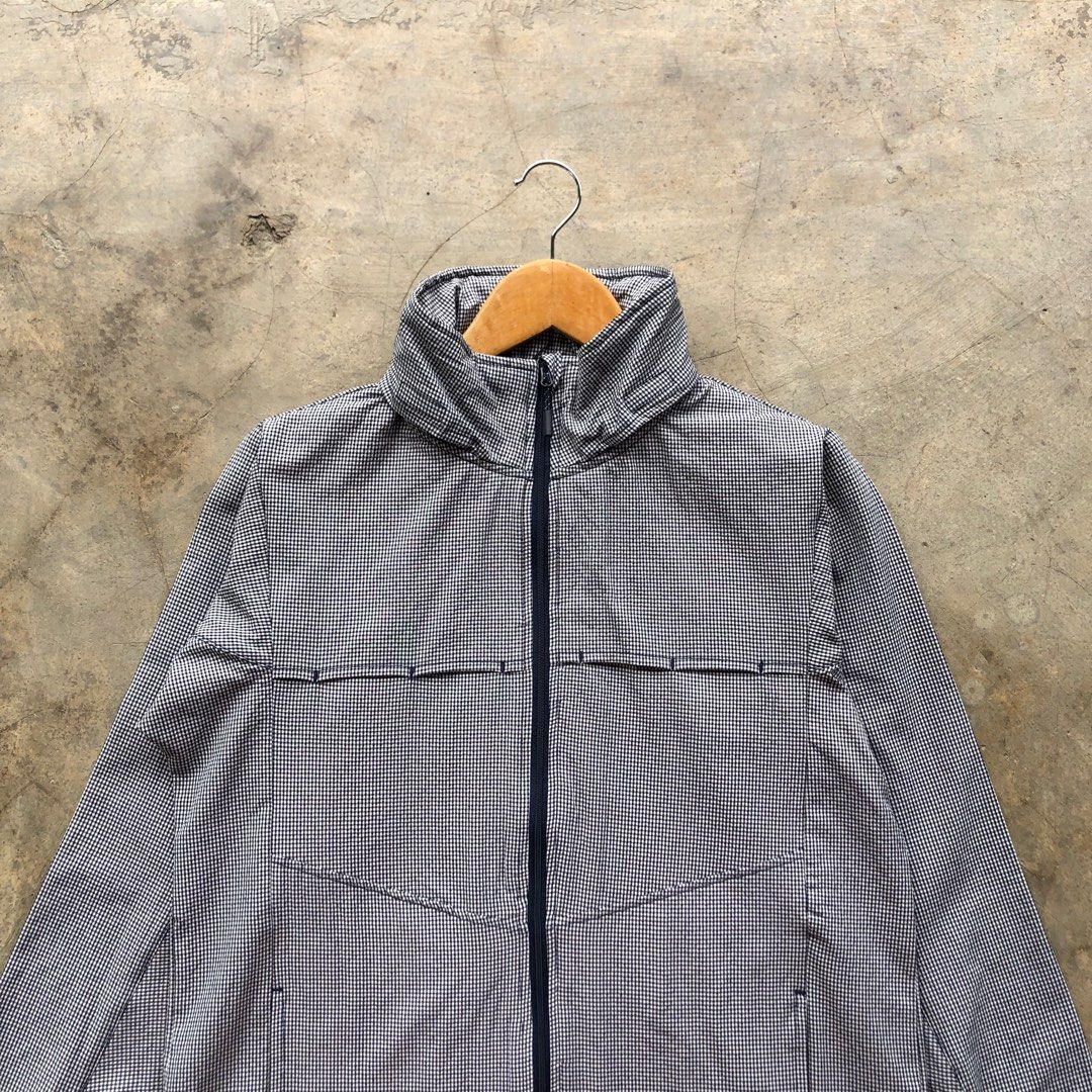 Field core brand windbreaker jacket, Luxury, Apparel on Carousell