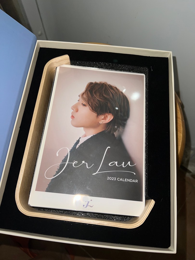 Mirror Jer Lau JL 2023年 calendar 月曆 柳應廷, 興趣及遊戲, 收藏品及紀念品, 韓流 - Carousell