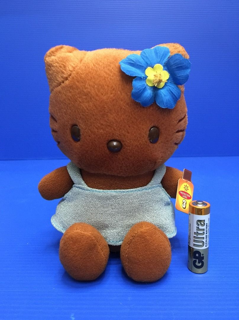 Sanrio Hello Kitty 2002年夏威夷涼浸浸小背心裙 防曬系列毛毛公仔 - 銀藍色, 興趣及遊戲, 玩具 & 遊戲類 - Carousell