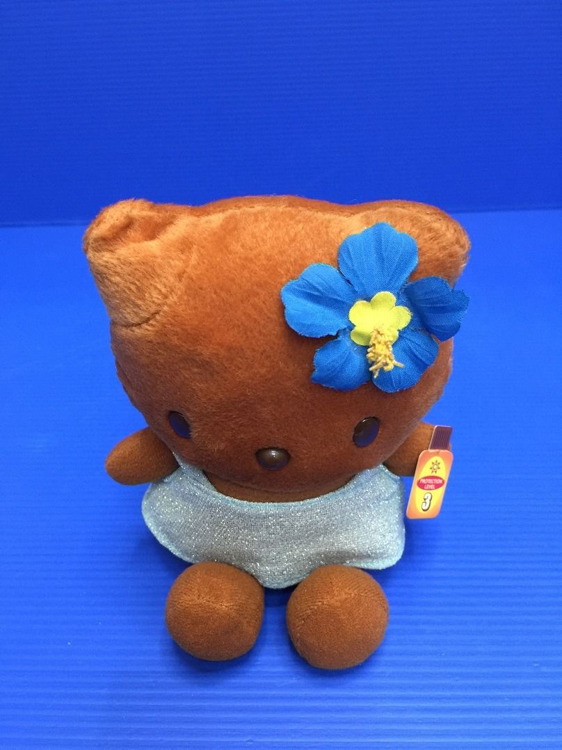 Sanrio Hello Kitty 2002年夏威夷涼浸浸小背心裙 防曬系列毛毛公仔 - 銀藍色, 興趣及遊戲, 玩具 & 遊戲類 - Carousell