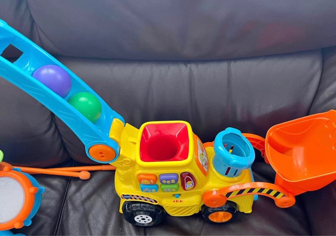 Vtech pop a balls push and pull bulldozer , 兒童＆孕婦用品, 嬰兒玩具 - Carousell