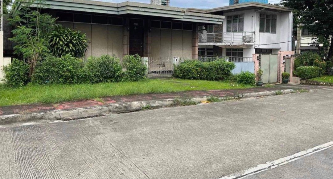 430 sqm Lot with Old House for Teardown in West Triangle, Quezon City ...