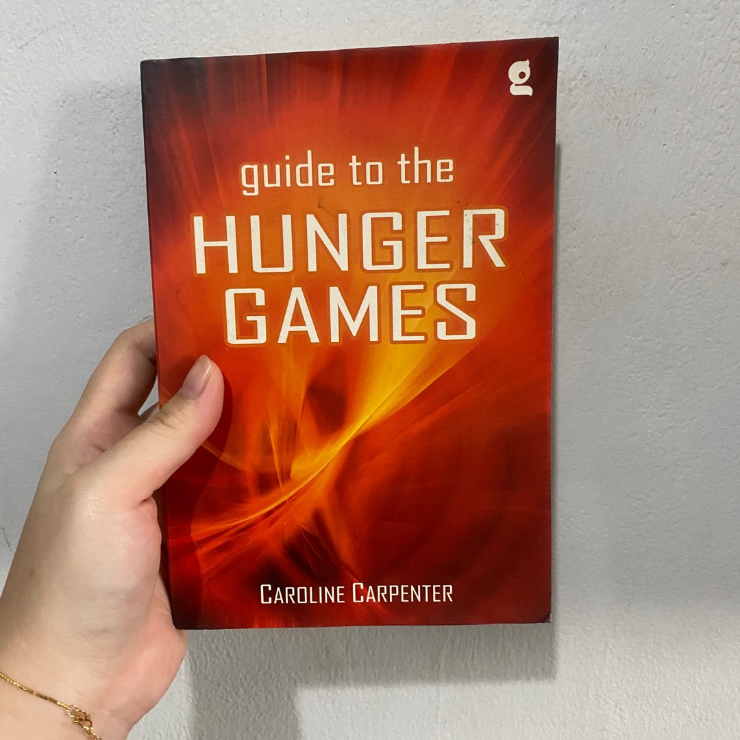 Buku guide to the hunger games, Buku & Alat Tulis, Buku di Carousell