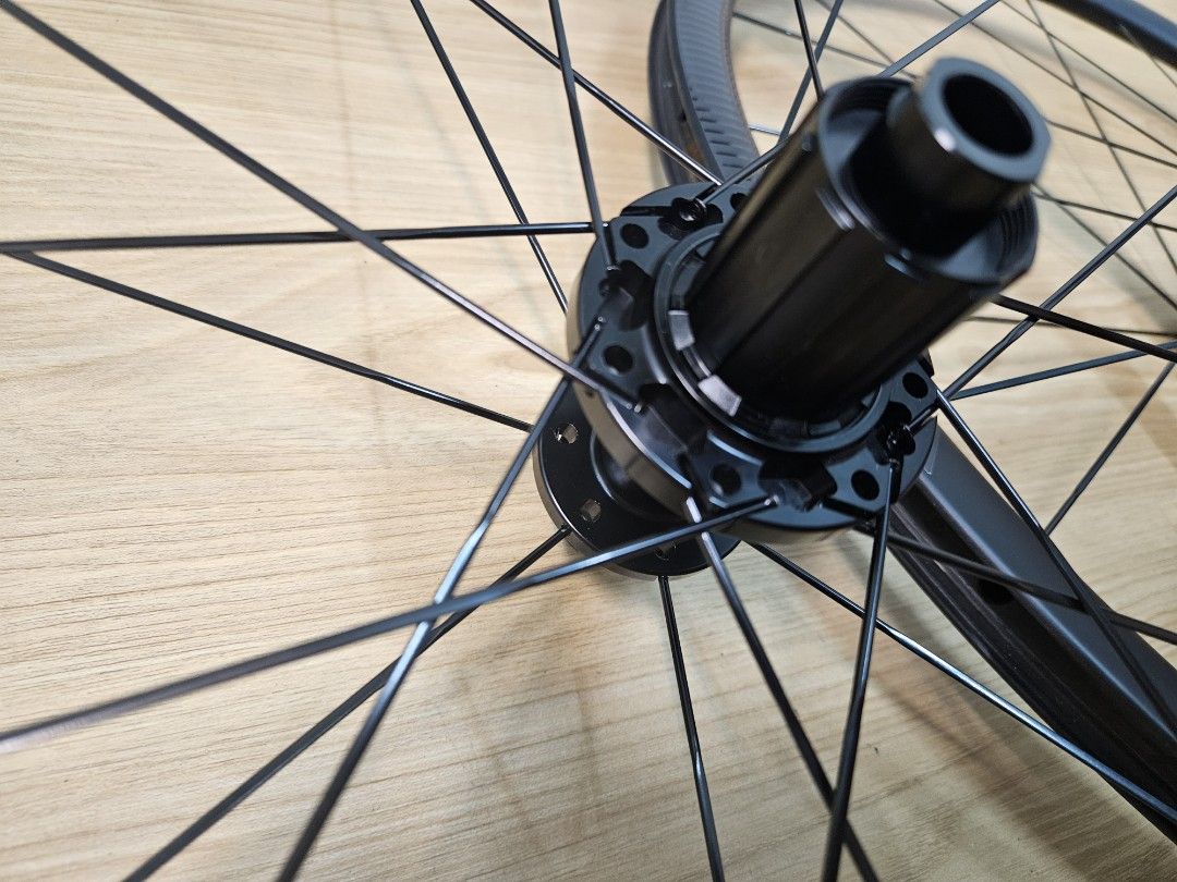 Giant SLR1 碟煞碳纖輪組（框高30mm/open框）/支援無內胎（tubeless ready)/700c, 體育器材, 自行車及 ...