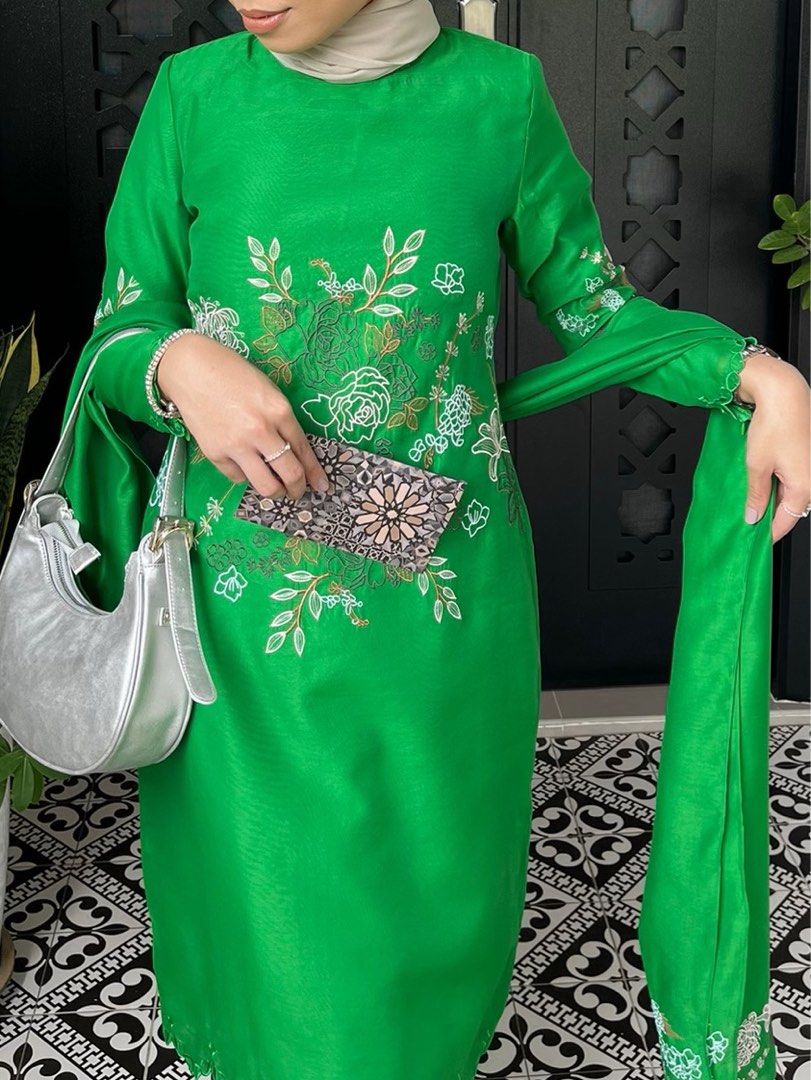 [FOR RENT OR BUY] Wanzar baju kurung sulam raya 2024, Women's Fashion ...