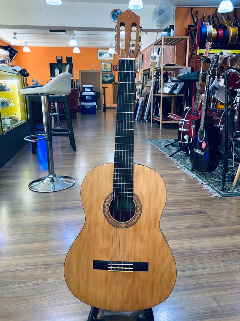 YAMAHA MODEL: C40M GUITAR CLASSICAL YAMAHA CORPORATION 6 STRING, Hobbies & Toys, Music & Media ...