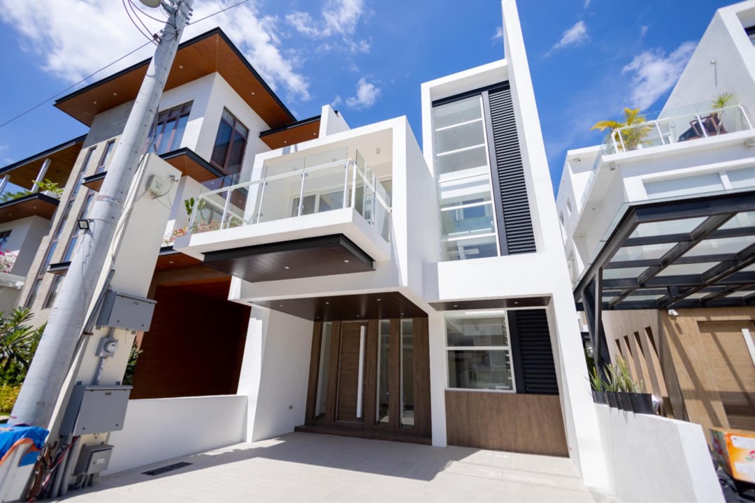 5BR House & Lot in Acacia Estate near BGC w/ 24-7 security & full ...