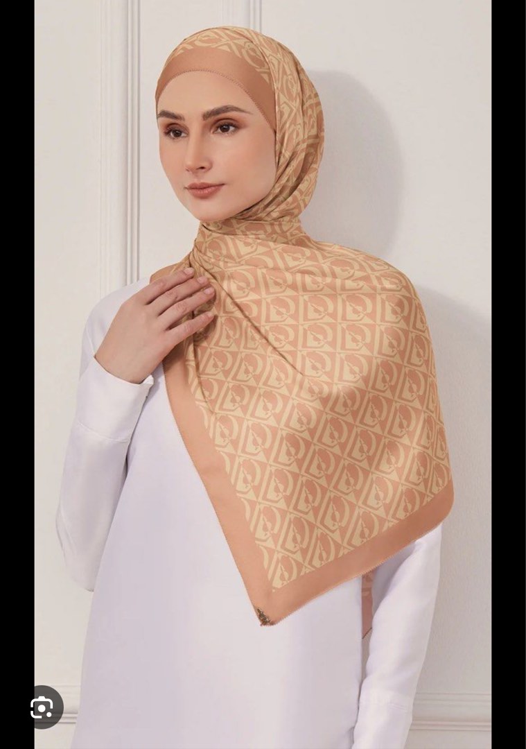 Duet monogram duck shawl in sunset, Women's Fashion, Muslimah Fashion ...