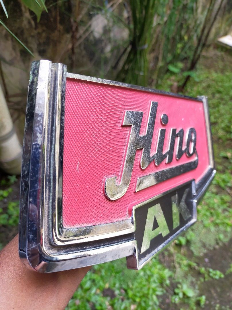Emblem Badge Logo Bus Hino AK Vintage, Antik, Pajangan di Carousell