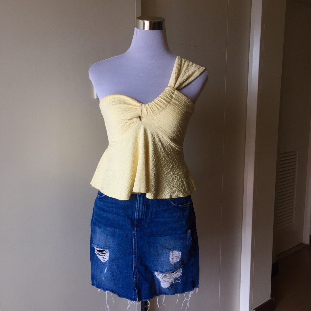 Light Yellow Detailed Top, Women's Fashion, Tops, Sleeveless on Carousell