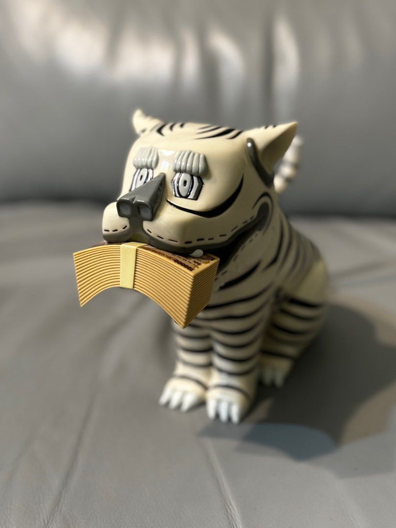 九成新Headlock headlockstudio Tibeo Big White 白色咬錢老虎, 興趣及遊戲, 玩具 & 遊戲類 - Carousell