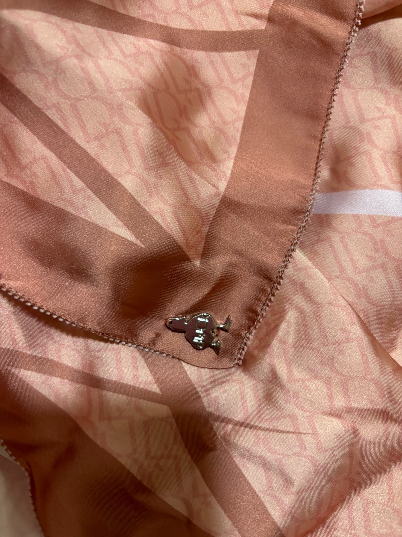 THE SHARP DUCK SHAWL IN CHEWING GUM, Women's Fashion, Muslimah Fashion ...